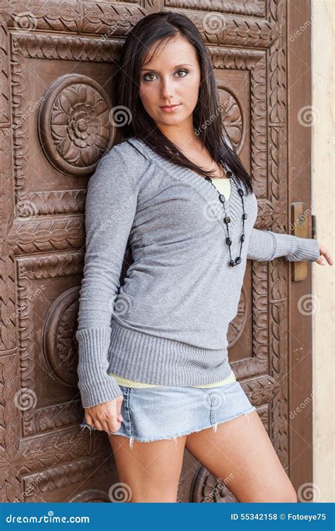 Сексуальная девушка с коричневой фотомоделью волос Стоковое Фото изображение насчитывающей