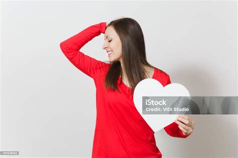 흰색 배경에 고립 손에 큰 하얀 마음을 들고 빨간 옷에 예쁜 여자 광고에 대 한 공간을 복사 합니다 와 텍스트에 대 한 장소 성 발렌타인의 날 또는 국제 여성의 날 개념 2