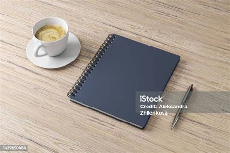 흰색 커피 컵과 펜이있는 밝은 나무 테이블에 텍스트 또는 로고를위한 카피 스페이스가있는 빈 검은 노트북 커버의 원근감보기 3d 렌더링 모의 0명에 대한 스톡 사진 및 기타