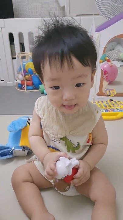장난감을 소개해보는 아기 아기엄마 Youtube