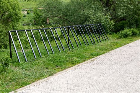 빈 자전거 주차장 랙 금속 파이프 자전거 주차 공간 자전거 또는 스쿠터 주차 도시 공원의 환경 교통 장소 0명에 대한 스톡 사진 및 기타 이미지 Istock