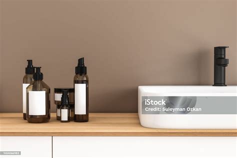 베이지색 벽에 서 있는 타원형 거울이 있는 흰색 세면대 미니멀한 욕실에 검은색 수도꼭지가 있는 나무 캐비닛을 닫습니다 3d 렌더링 0명에 대한 스톡 사진 및 기타 이미지