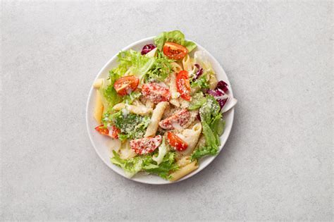 토마토와 양상추를 곁들인 유기농 채식 파스타 샐러드 최고 전망 델리시오스 파스타 플레이트 원시 비건 펜 네 파스타 이탈리아 건강 식품 건강한 생활방식에 대한 스톡 사진 및