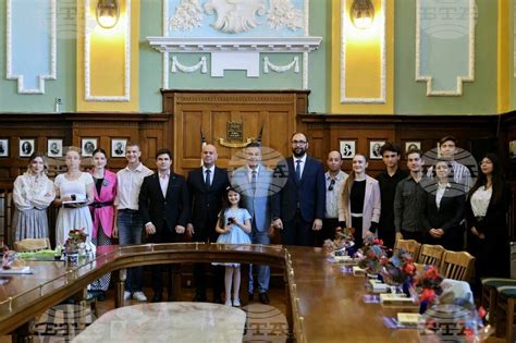 Отличиха 14 млади творци с престижното отличие „Почетна значка на Пловдив“ Утро