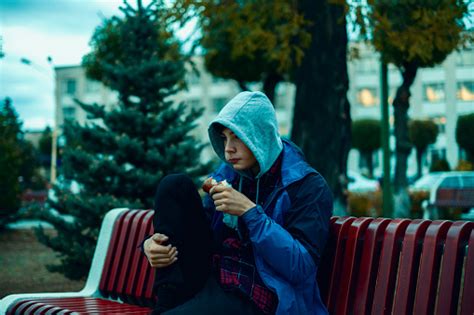 10 대 노숙자 가난한 슬픈 아이 야외 거리 F에 빵 음식을 먹고 아이에 대한 스톡 사진 및 기타 이미지 아이 홈리스 거리 Istock