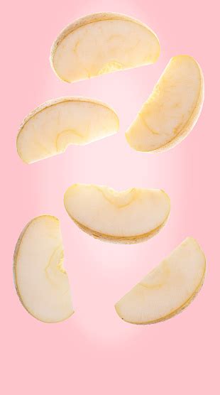 노란 사과 슬라이스 아래로 떨어지는 골든 맛과 트램프 피핀의 다양한 혼합 전면 뷰입니다 파스텔 핑크 배경입니다 0명에 대한 스톡 사진 및 기타 이미지 Istock