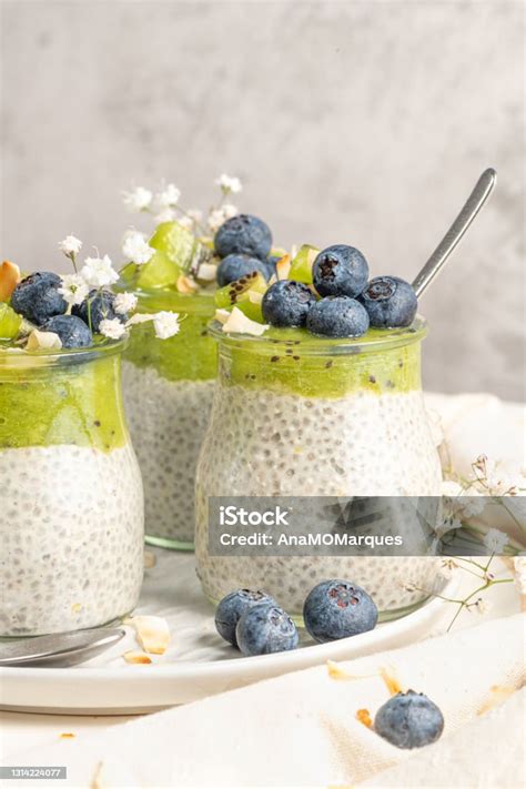 키위 블루베리 코코넛 슬라이스가 있는 건강한 아침 식사 치아 푸딩 흰색 테이블에 유리 항아리에 3 개 0명에 대한 스톡 사진 및 기타 이미지 Istock