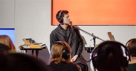 스테레오 헤드폰 끼고 듣는 신박한 모노 공연