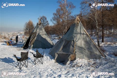 Фото Хөвсгөлийн тайгаас ирсэн цаатан отог Богд уулын энгэрт төвхнөжээ