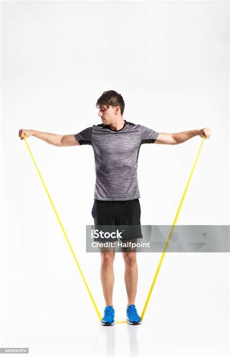 고무 밴드 스튜디오 촬영에 함께 밖으로 일 하는 잘생긴 피트 니스 남자 T 셔츠에 대한 스톡 사진 및 기타 이미지 T 셔츠 개념 건강한 생활방식 Istock