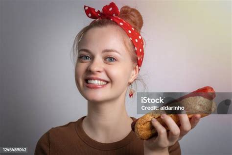 큰 크기의 핫도그 롤빵을 먹고 젊은 백인 여자 소녀 웃고 건강에 해로운 패스트 푸드 개념 쥠에 대한 스톡 사진 및 기타 이미지 쥠 핫도그 가공육 Istock