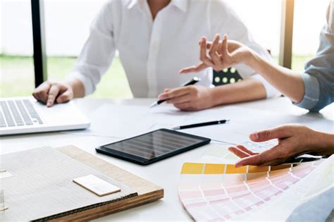 2 인테리어 디자인 또는 아키텍처 선택 혁신 및 기술 개념에 대 한 작업 도구와 색상 견본 컬러 차트 색상 샘플 드로잉의 프로젝트에 일에 그래픽 디자이너 Cmyk에 대한