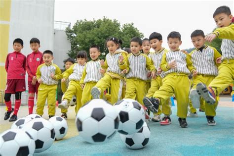 浙江长兴：趣味足球 强健体魄 中国教育新闻网