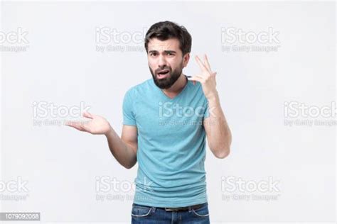 미친 젊은 히스패닉 남자 사원 요구에 대 한 그의 손가락으로 몸짓 화가 미친 있다 분노에 대한 스톡 사진 및 기타 이미지