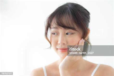 아름다운 젊은 아시아 여성의 초상화는 침실에서 아침에 일출과 함께 건강하고 웰빙을 깨우는 동안 미소 신선한 라이프 스타일과 휴식 개념으로 행복 아시아 소녀 스킨 케어 가정