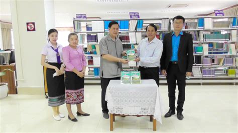 ອະດີດການນຳຂັ້ນສູງແຂວງສະຫວັນນະເຂດ ມອບປື້ມເຂົ້າ ຫໍສະໝຸດ ສະຖາບັນການເມືອງ ແລະ ການປົກຄອງແຫ່ງຊາດ