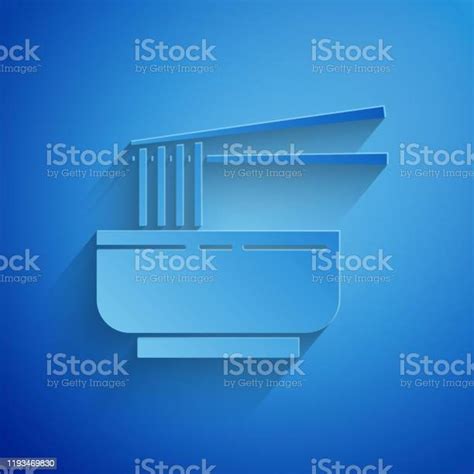 종이 는 파란색 배경에 고립 된 그릇과 젓가락 아이콘에 아시아 국수를 잘라 길거리 패스트 푸드 한국 일식 중국 음식 종이 아트 스타일입니다 벡터 일러스트레이션 건강한