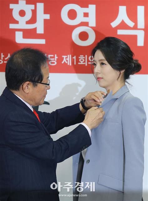 포토 가슴에 태극기 뱃지 다는 배현진 전 Mbc 아나운서 아주경제