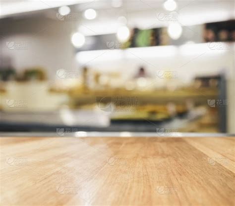 表顶部计数器与模糊的厨房室内背景 花瓣网