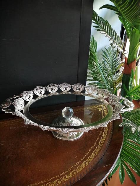 Стъклен поднос за сладкиши с метална стойка Съдове Сервизи Прибори Шумен