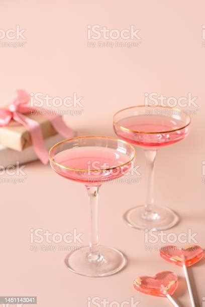 축제 샴페인과 두 개의 분홍색 막대 사탕 발렌타인 데이 인사말 카드 분홍색 배경에 대한 스톡 사진 및 기타 이미지 분홍색 배경 0명 건강관리와 의술 Istock