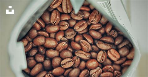 테이블 위에 놓인 커피 원두가 가득 담긴 봉지 사진 Unsplash의 무료 마하라슈트라 이미지