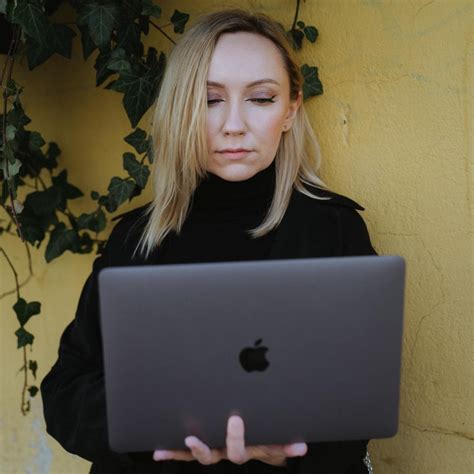 Педикюр с использованием подологических дисков имеет несколько преимуществ по сравнению с