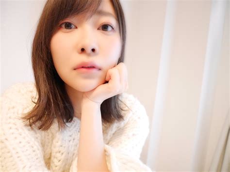 カメラで自撮りが盛れて盛れて盛れて盛れて楽しすぎて撮ってたらニキビまでうつしてくれちゃってる メイクもしっかりうつるやーんすごって思ったらアイラインがもう残ってなくてカスカスのラインで
