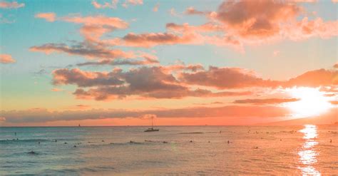 경치 고요한 고요한 광경 골든 아워 관광 구름 구름 경치 낭만적인 노을 돛단배 떠 있는 레저 모험 목가적인 물 바다 바다 경치 바다의 바탕
