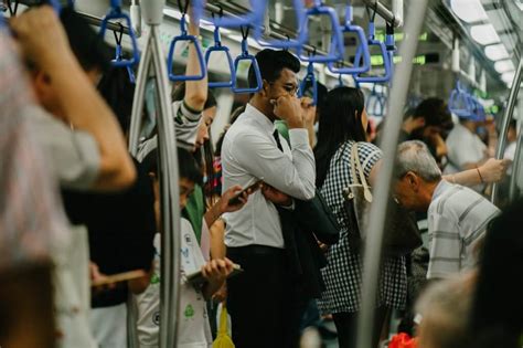 Berangkat Kantor Dengan Kereta Ini 7 Tips Aman Naik Kereta