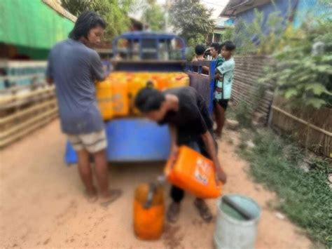 လောင်းလုံးမြို့နယ်ရှိ ကျေးရွာတစ်ရွာကို သောက်ရေများ လှူဒါန်း Khit Thit Media