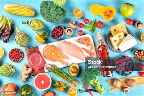 음식 고기 생선 닭고기와 새우 야채와 과일 콩류 와인 파스타 치즈 버섯과 함께 많은 다른 제품의 최고 샷 파란색 배경에 평평한 누워 파란색 배경에 대한 스톡 사진 및 기타