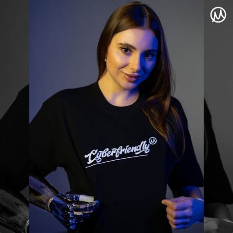 Кибер шоппинг во имя добра Не устанем показывать вам наши крутые футболки Cyberfriendly и Born