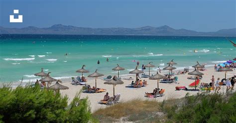 낮 동안 해변에 있는 사람들 사진 Unsplash의 무료 스페인 이미지