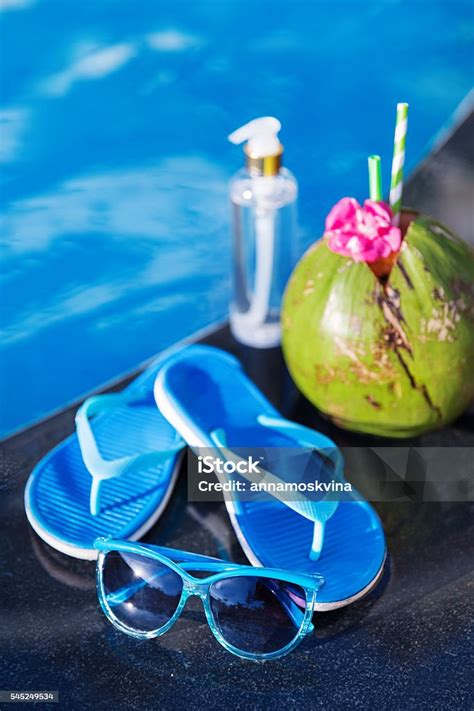 코코넛 음료 슬리퍼 선글라스 수영장 여름 건강 휴가 개념 고급 호텔에 대한 스톡 사진 및 기타 이미지 고급 호텔 과일 다이어트 Istock