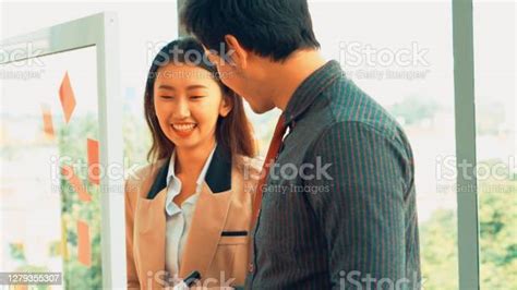 비즈니스 사람들은 프로젝트 계획 위원회에서 일합니다 계획에 대한 스톡 사진 및 기타 이미지 계획 끈적거리는 나무 기둥