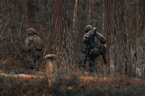 Die Bundeswehr In Bayern „gute Tarnung“ Eine Deutsche Maschinen Gewehrstellung Die Soldaten