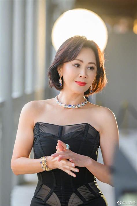刘嘉玲穿黑色抹胸裙高贵优雅 与杨洋同框合影似豪门姐弟新浪图片