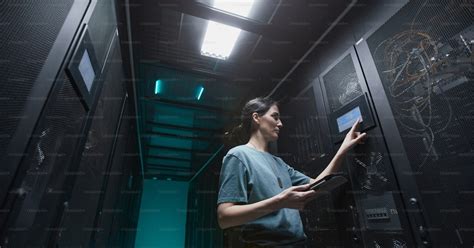 데이터 센터에 서버를 설치하는 동안 제어판을 사용하는 군인 여성의 낮은 각도 초상화 복사 공간 사진 Unsplash의 육군 이미지