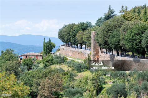 몬 탈 치 노 벽 벽 성곽 도시 투 스 카 니에 있는 이탈리아 발도 르 치아 전원 마을 힐 탑 스몰 타운 빌리지 인 서머 스톤 하우스 앤 파크산 전망 0명에 대한 스톡 사진