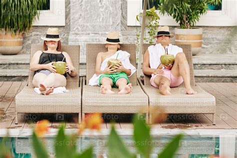 Фотография на тему Семья отдыхает у бассейна Pressfoto