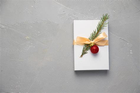 크리스마스 선물의 빛 회색 배경에 리본 화이트 상자에 새 해 휴일 구성 배너 텍스트에 대 한 공간을 복사 2018년에 대한 스톡 사진 및 기타 이미지 Istock