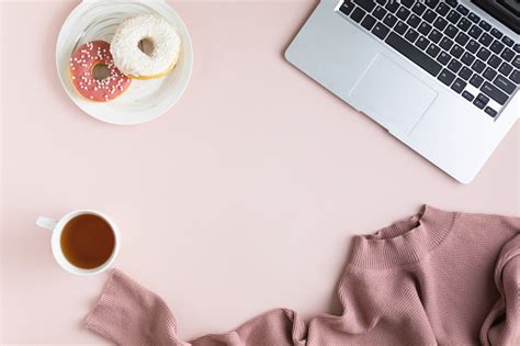 패션 여자 블로거 개념의 플랫이 하다 파스텔 핑크 배경에 여성 액세서리의 최소한의 세트 0명에 대한 스톡 사진 및 기타 이미지 0명 가리기 개념 Istock