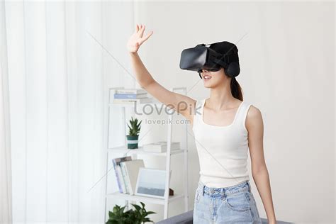 가정 여성은 Vr 장비를 경험합니다 사진 무료 다운로드 Lovepik