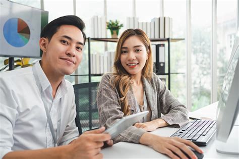 창조적 인 사무실에서 함께 일하는 새로운 비즈니스 스타트 업 사람들의 성공적인 팀 행복한 행복감 자랑스러운 아시아 남성과 여성 전문 우승자는 기뻐합니다 개발에 대한 스톡