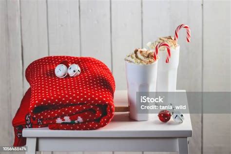 아늑한 크리스마스 구성입니다 뜨거운 음료 사탕 지팡이와 휘 핑된 크림 초콜릿 빛 나무 배경 앞 두 낯 짝 달콤한 추운 겨울 일에