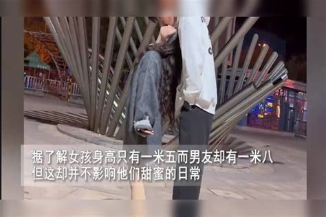 情侣身高差30厘米当众秀恩爱，360度转圈接吻把网友看懵，画面太甜网友画面身高