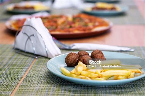 테이블 피자와 접시 냅킨과 접시 아래 기판에 접시에 카페 패스트 푸드와 감자 튀김 감자 요리에 대한 스톡 사진 및 기타 이미지 감자 요리 감자 칩 고기 Istock