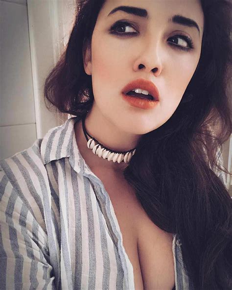 Cleavage And Red Lips Scrolller