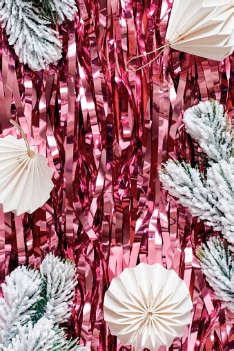 눈 덮인 전나무 가지와 종이 크리스마스 싸구려가 반짝이는 붉은 반짝이를 배경으로 앉아 있습니다 크리스마스 구성입니다 평면도 플랫 레이 공간을 복사합니다 0명에 대한 스톡